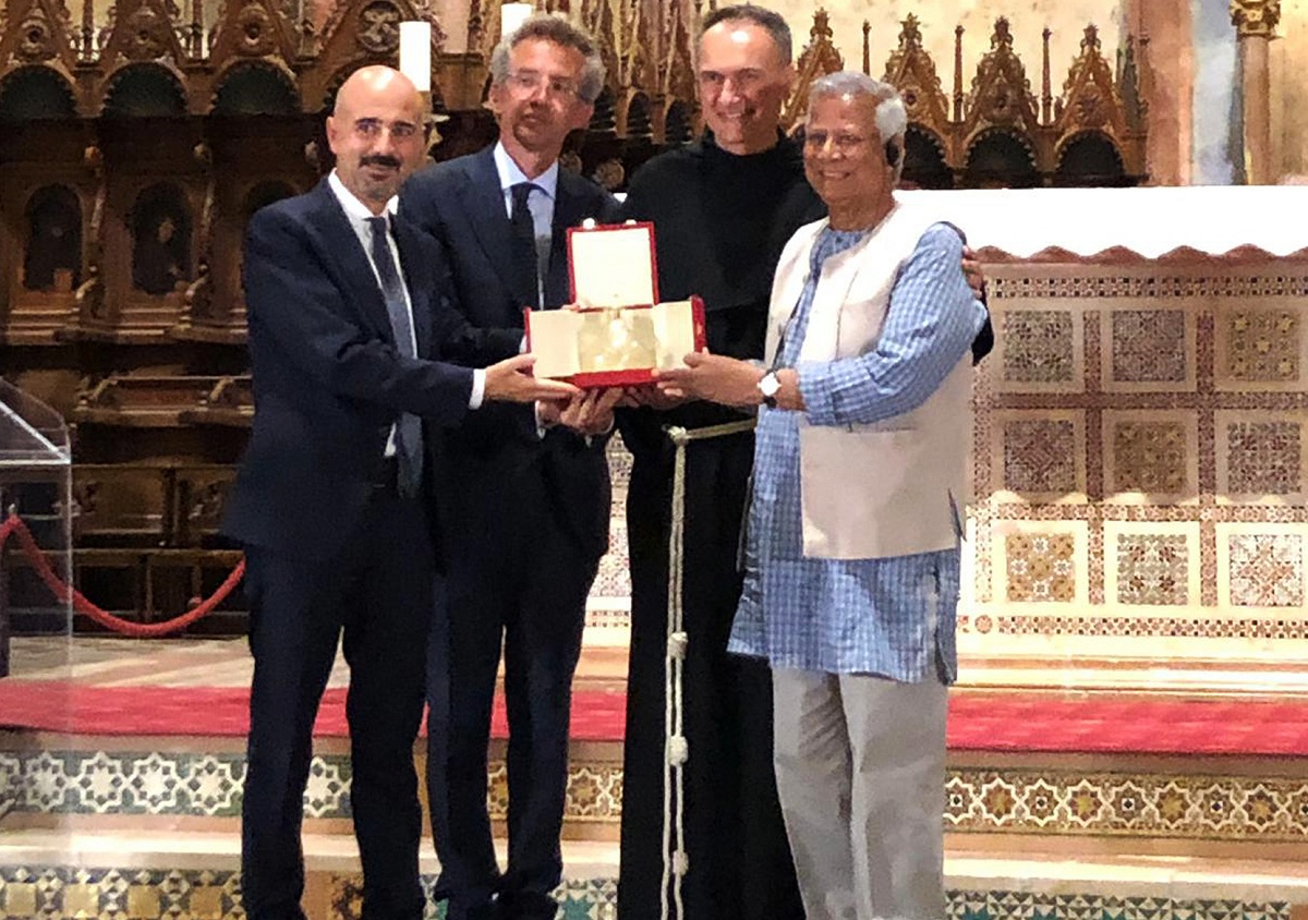 ভ্যাটিকানের ‘ল্যাম্প অব পিস’ পুরস্কার পেলেন ড. ইউনূস | চ্যানেল আই অনলাইন